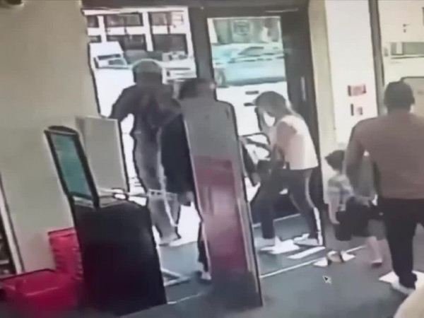 Vídeo mostra homem tentando sequestrar criança em CVS de Miami Beach (FL)