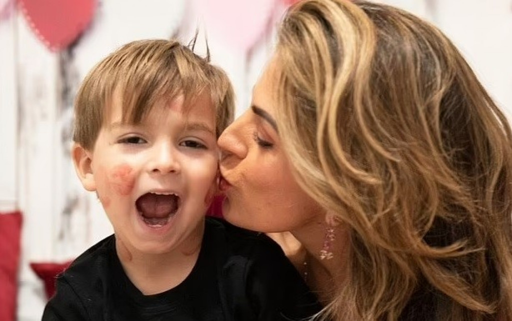 Mulher é acusada de tráfico de crianças ao viajar com o filho da ...