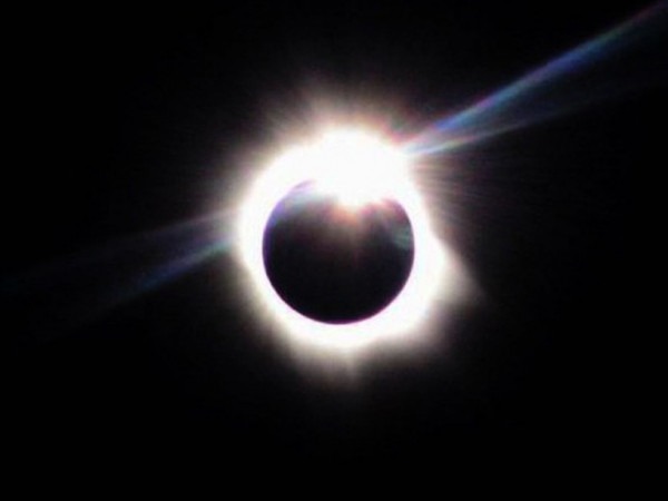Eclipse solar acontece hoje à tarde; veja horário e como observar