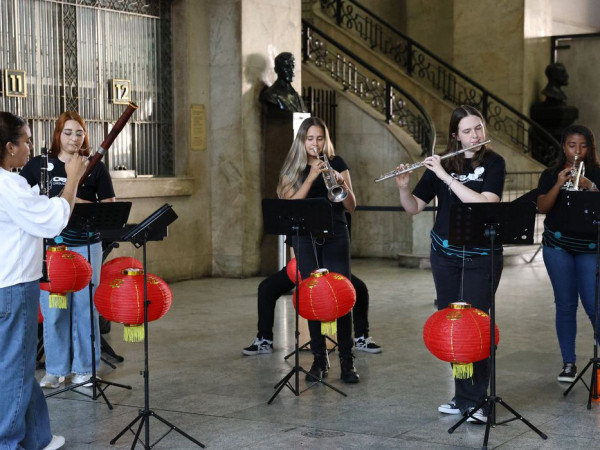 Orquestra juvenil feminina do Rio leva música brasileira para a China