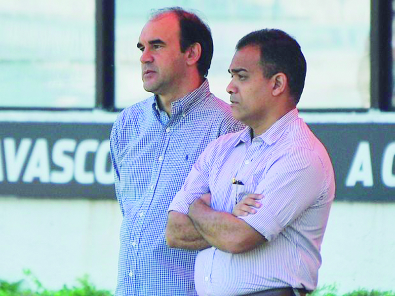 Ricardo Gomes acompanha treino na Colina pela primeira vez após AVC